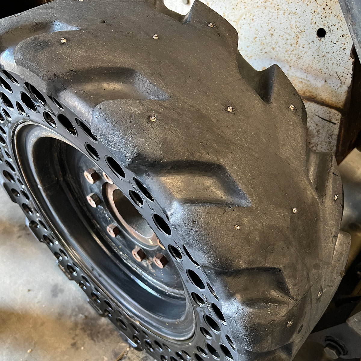 SCREW IN TRACTION STUDS - QCCANADA